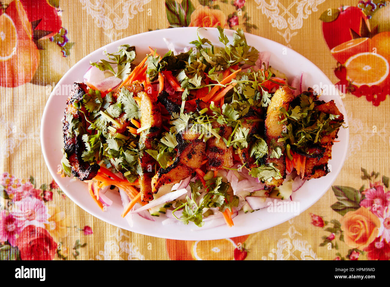 Yang moo nom khon - épaule de porc gras, trempés dans le lait concentré ...