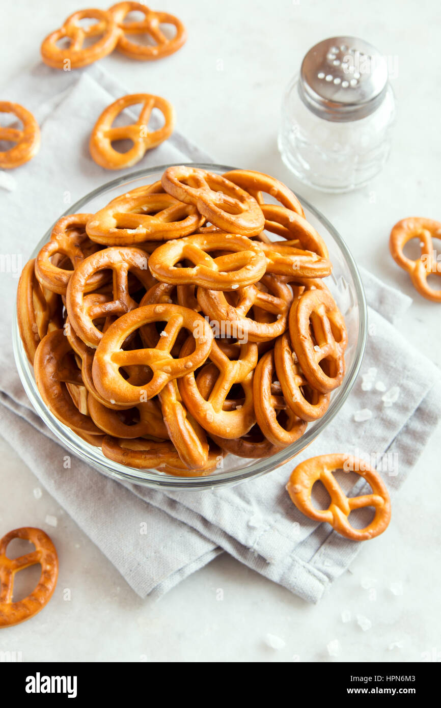 Fromage et mini bretzels Banque de photographies et d’images à haute ...