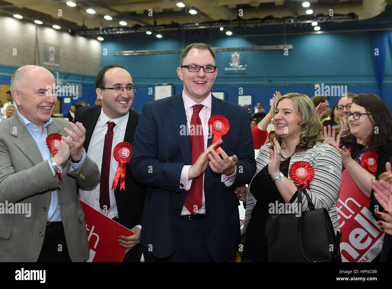 Candidat du travail Gareth Snell célèbre avec sa femme Sophia (à droite ...