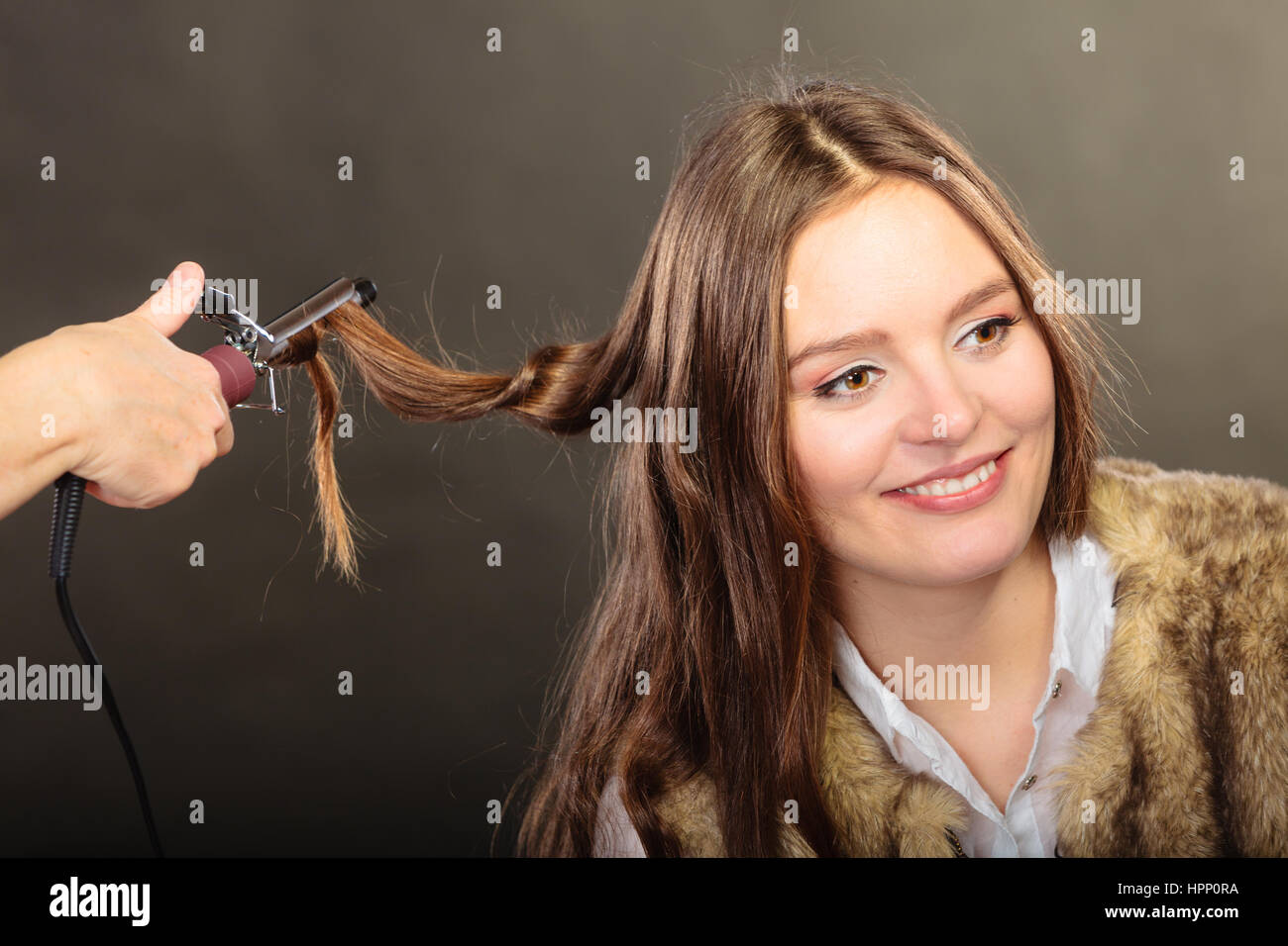 Styliste de cheveux curling pour jolie femme. Au féminin à propos de sa ...