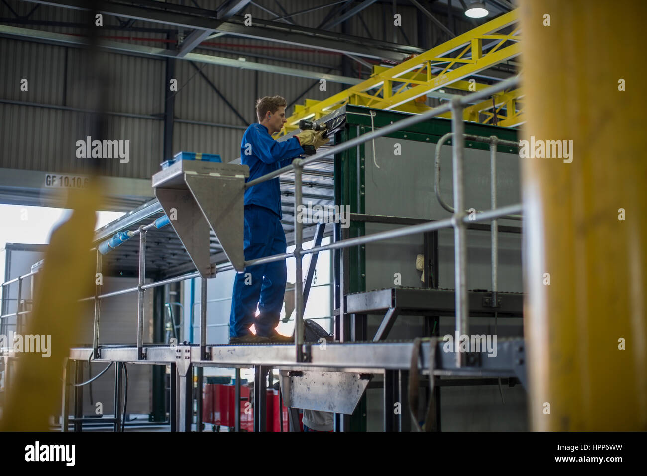 Employé d'usine dans la fabrication de l'assemblage des pièces du ...