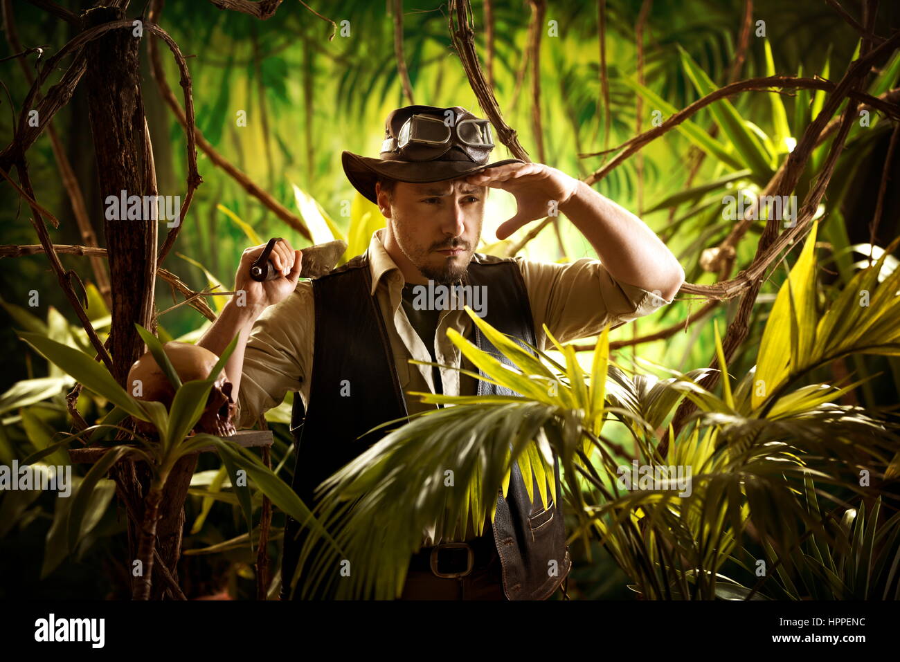 Jeune aventurier confiant dans la jungle tenant une machette et ...