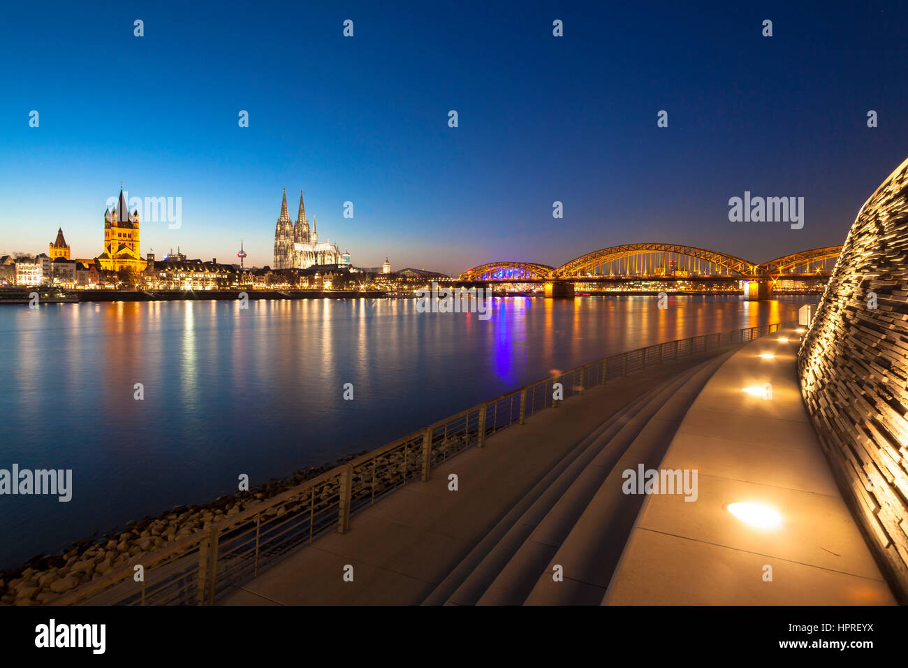 Allemagne, Cologne, le boulevard du Rhin dans le quartier de Deutz ...