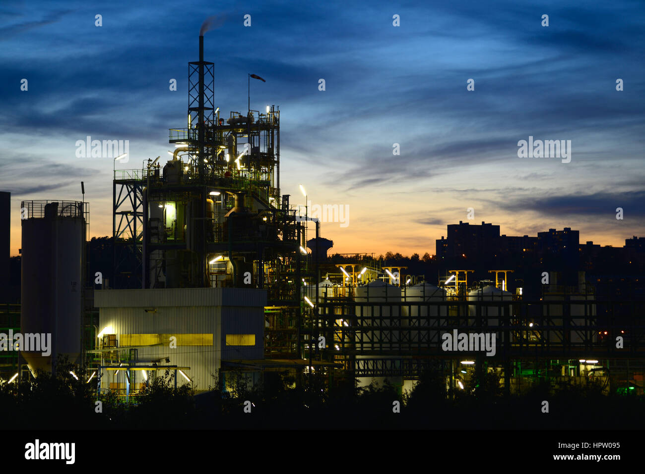 Feyzin nuit Banque de photographies et d’images à haute résolution - Alamy