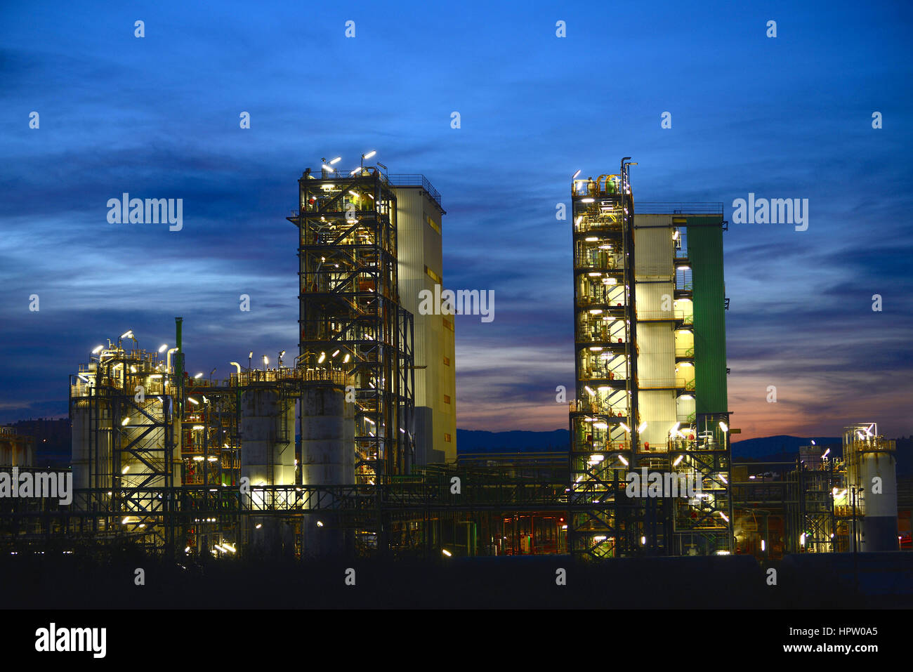 Feyzin nuit Banque de photographies et d’images à haute résolution - Alamy