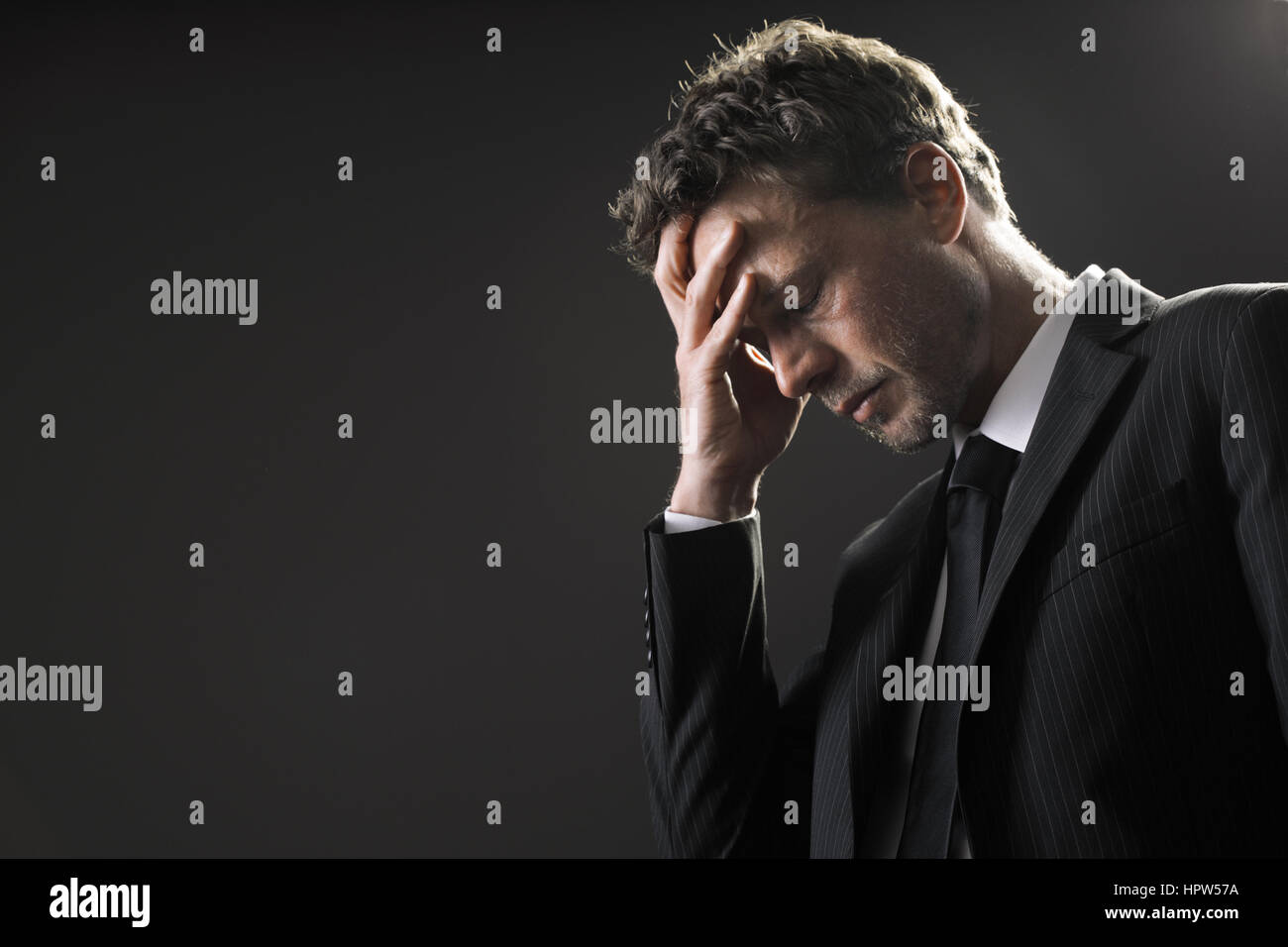 Regard inquiet Banque de photographies et d’images à haute résolution ...