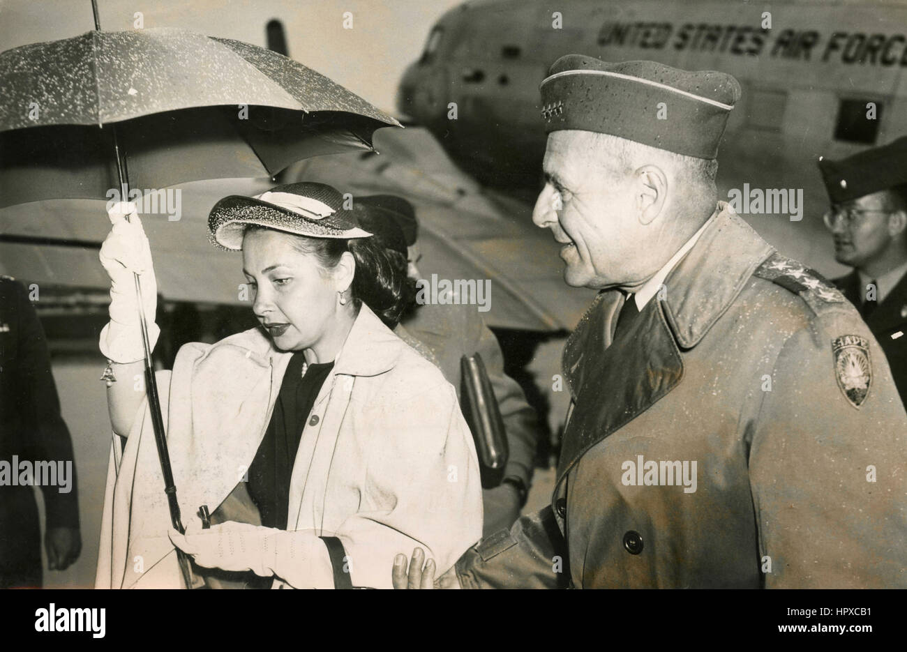 Le général américain Matthew Ridgway à l'aéroport, Munich, Allemagne ...