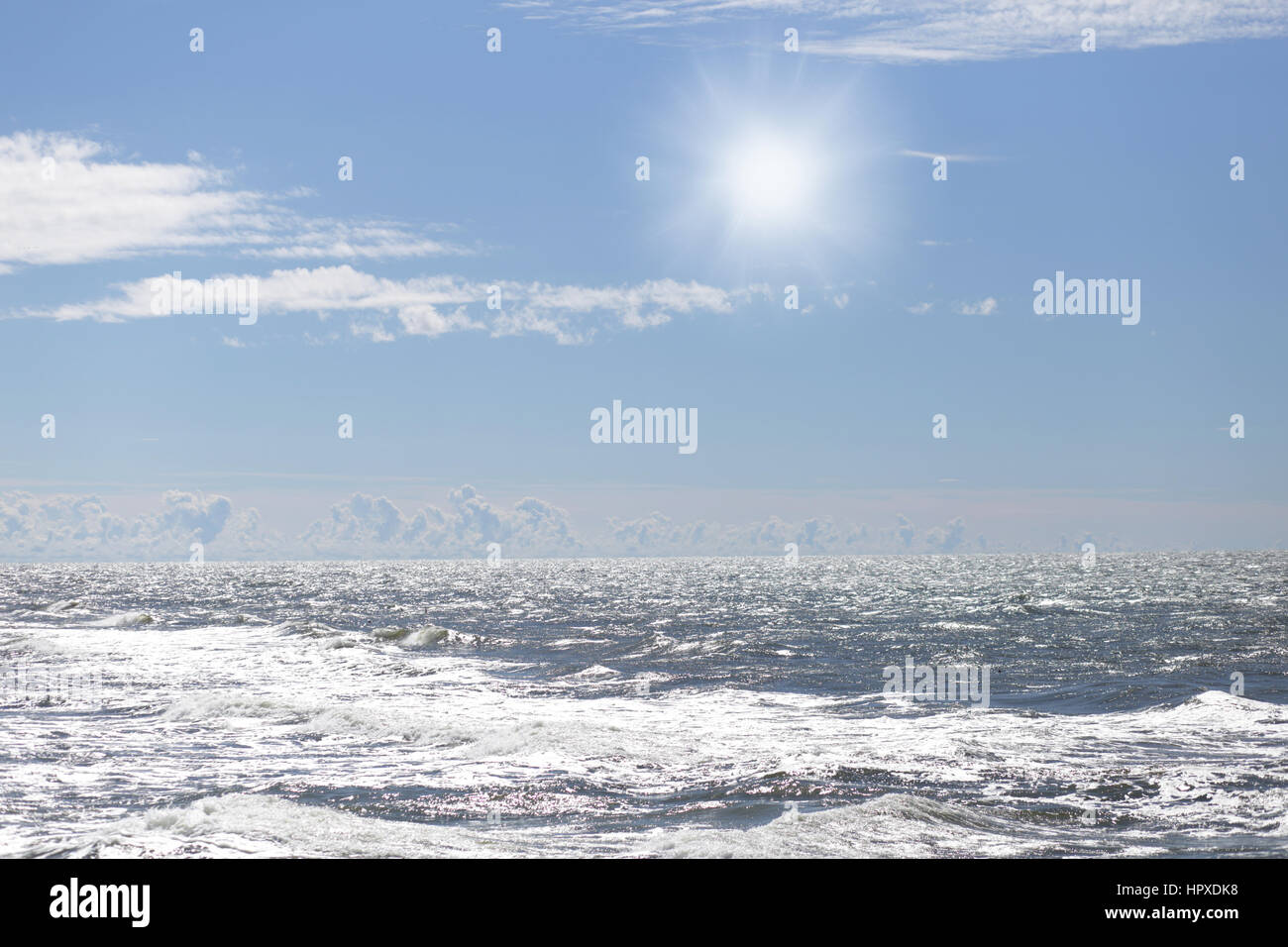 Mer bleue sous le ciel bleu Banque de photographies et d’images à haute ...