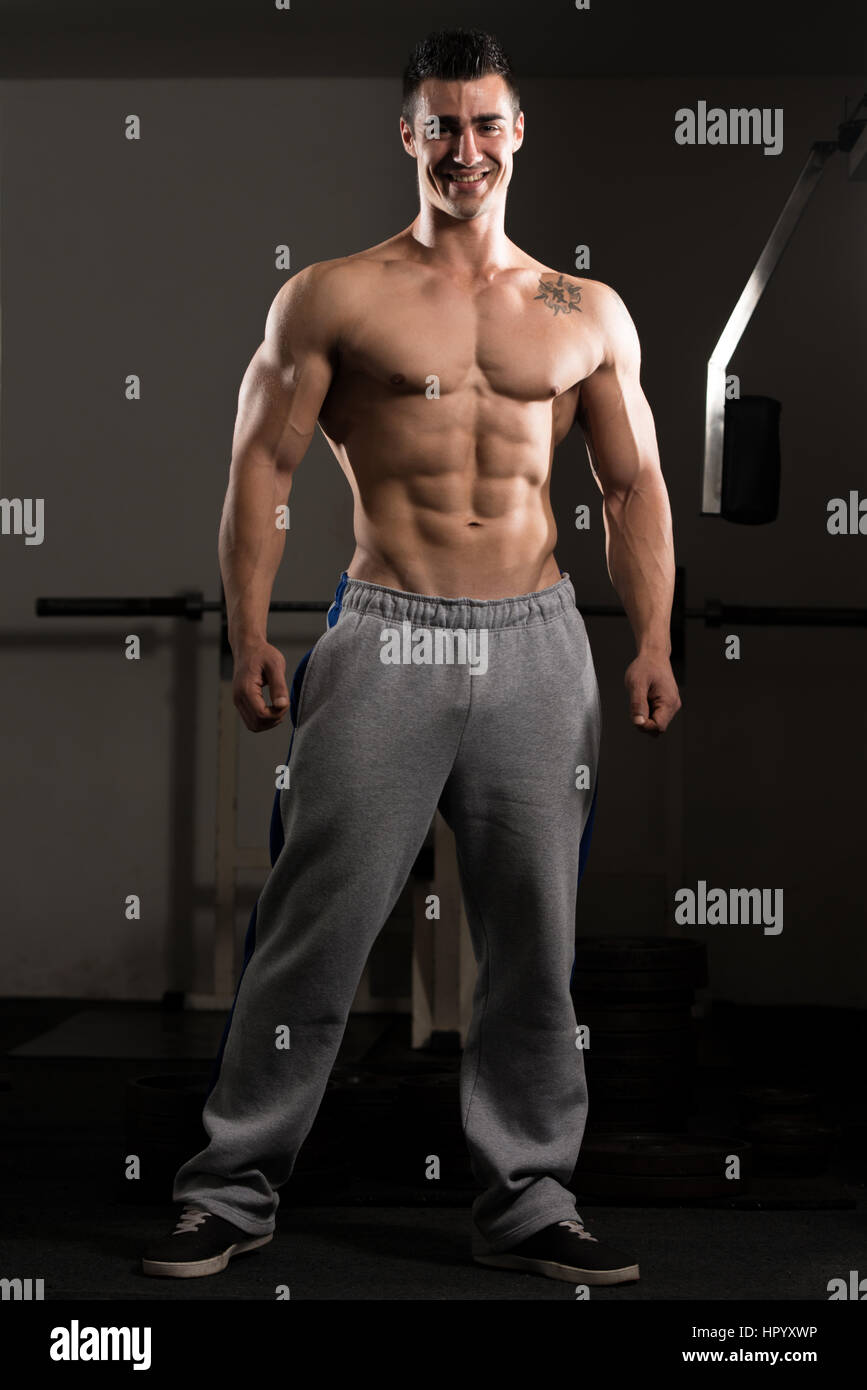 Portrait d'un jeune homme en bonne forme physique montrant son corps ...