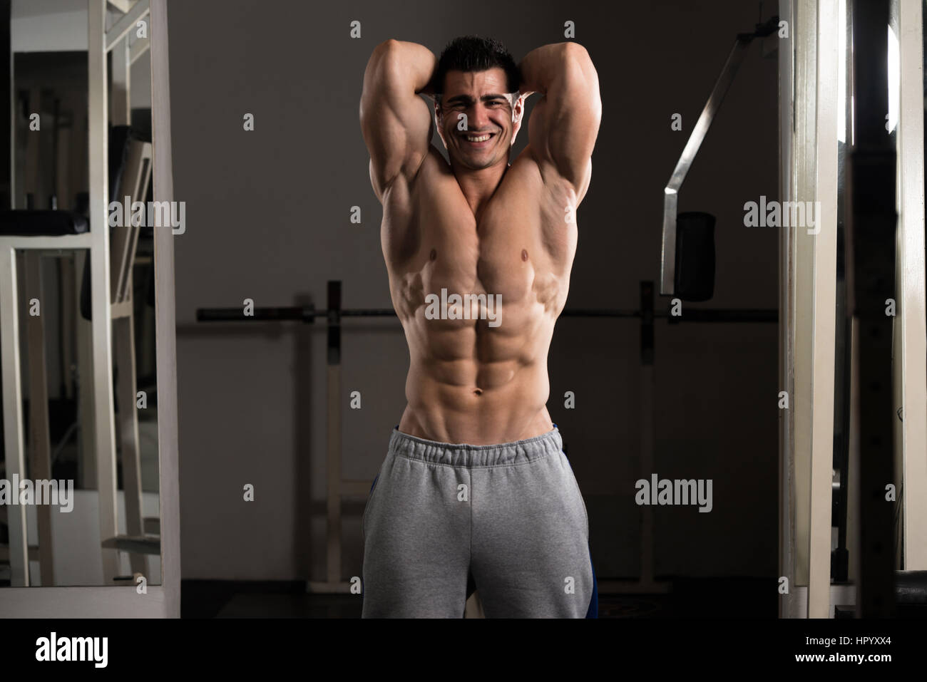 Portrait d'un jeune homme en bonne forme physique montrant son corps ...
