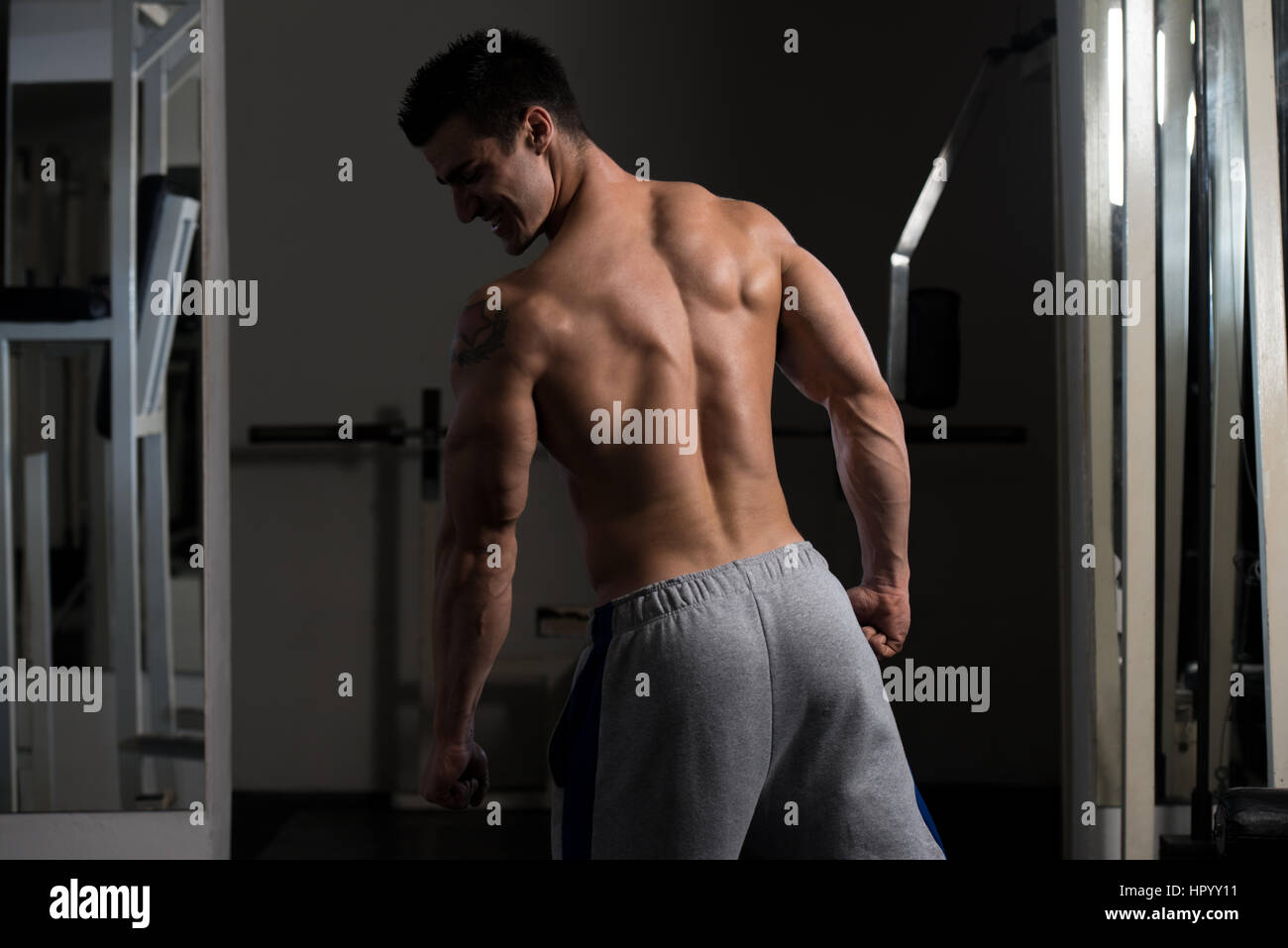 Portrait d'un jeune homme en bonne forme physique montrant son corps ...