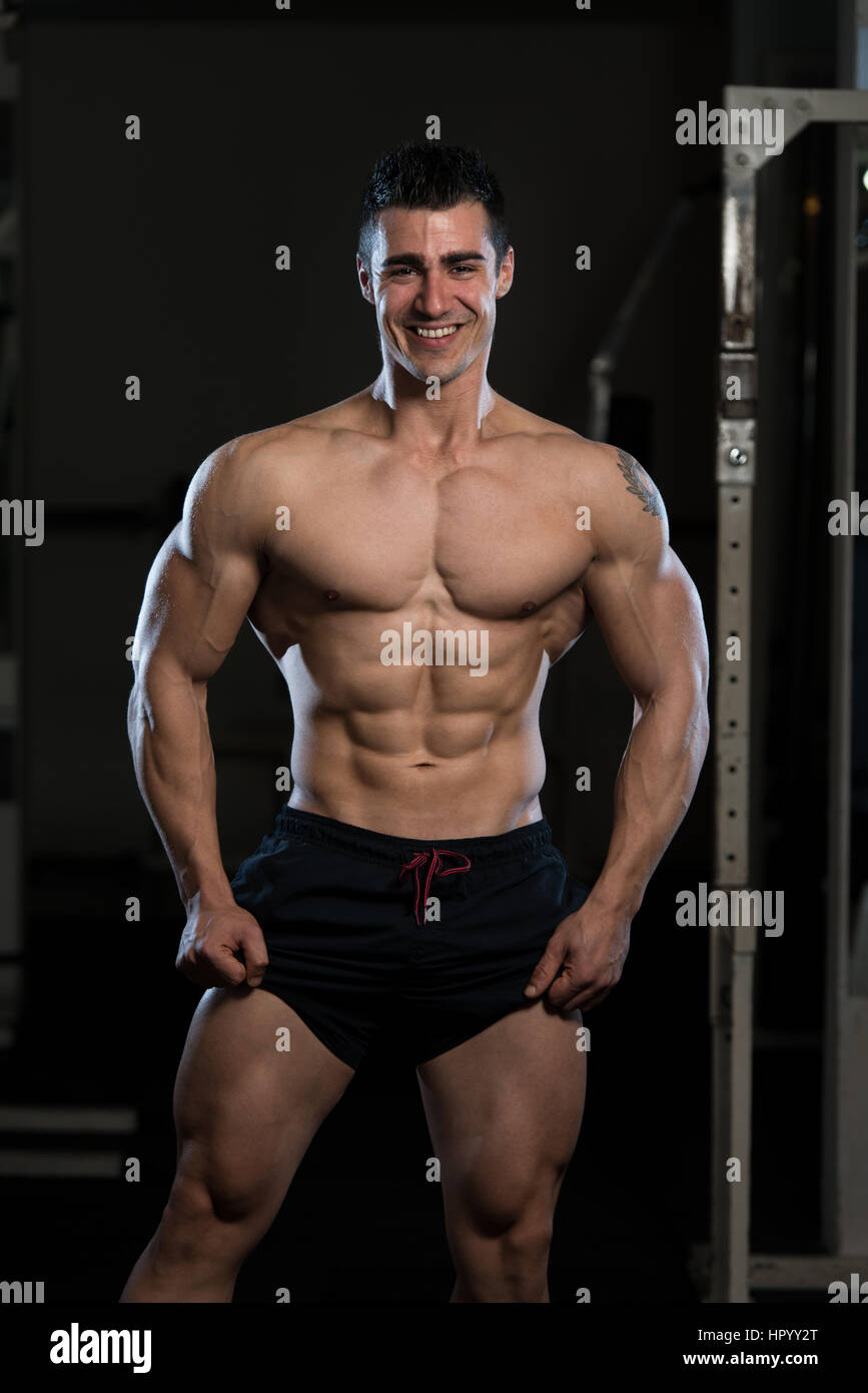 Portrait d'un jeune homme en bonne forme physique montrant son corps ...