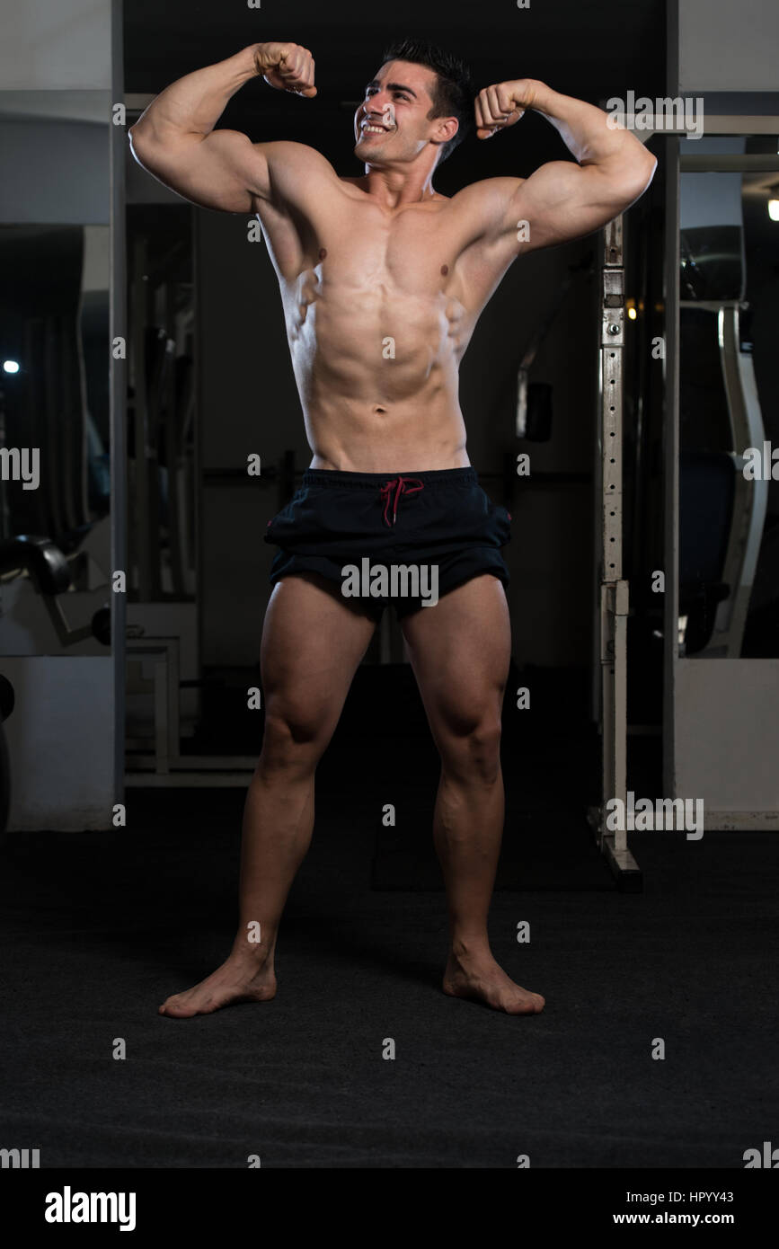 Portrait Dun Jeune Homme En Bonne Forme Physique Montrant Son Corps