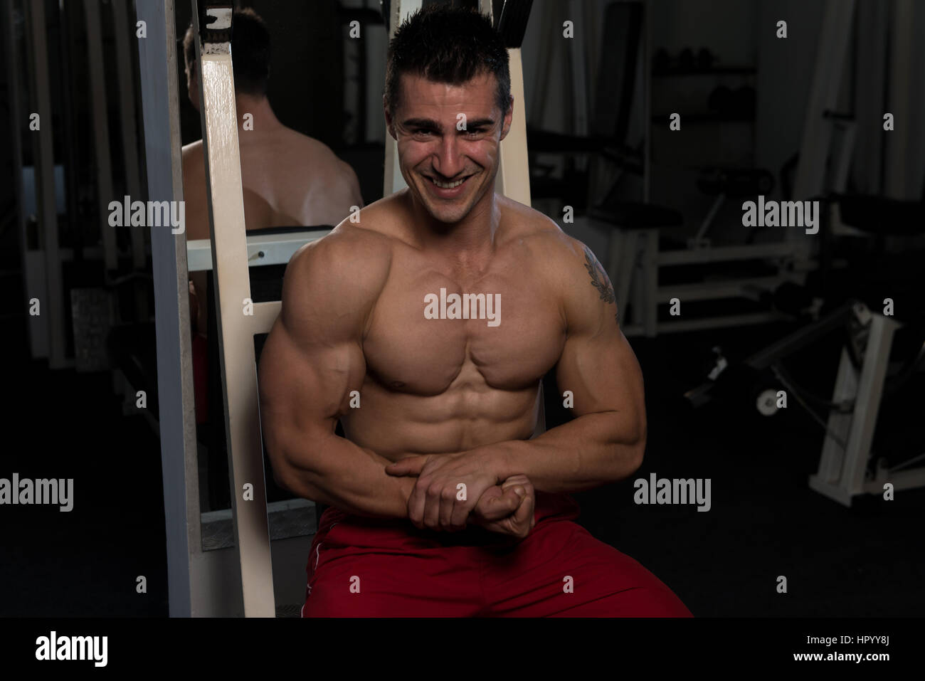 Portrait d'un jeune homme en bonne forme physique montrant son corps ...