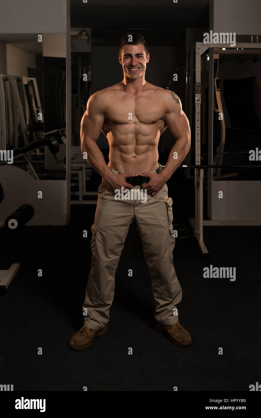 Portrait d'un jeune homme en bonne forme physique montrant son corps ...