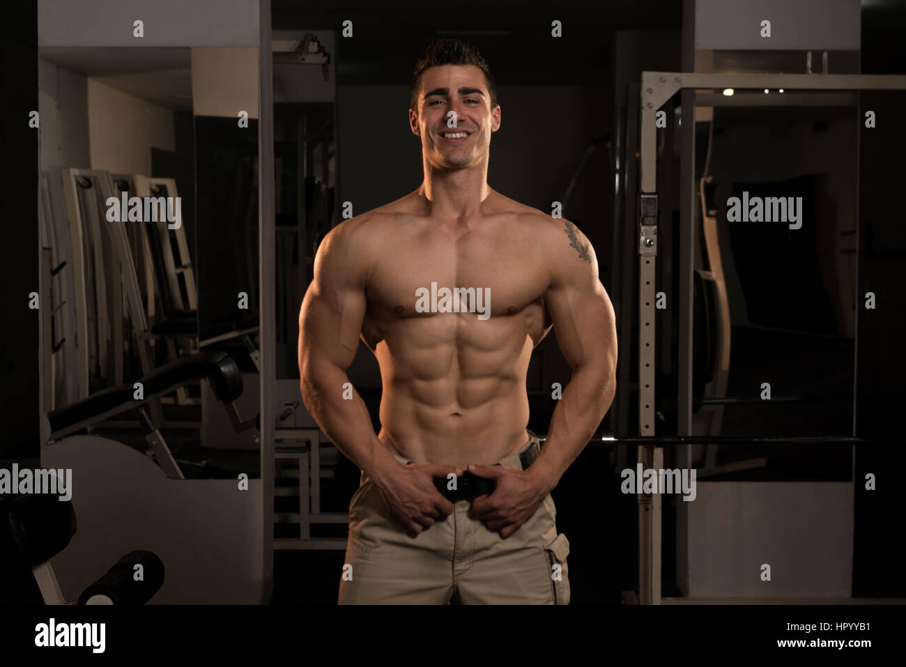 Portrait d'un jeune homme en bonne forme physique montrant son corps ...