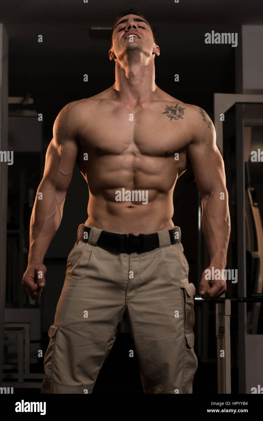 Portrait d'un jeune homme en bonne forme physique montrant son corps ...