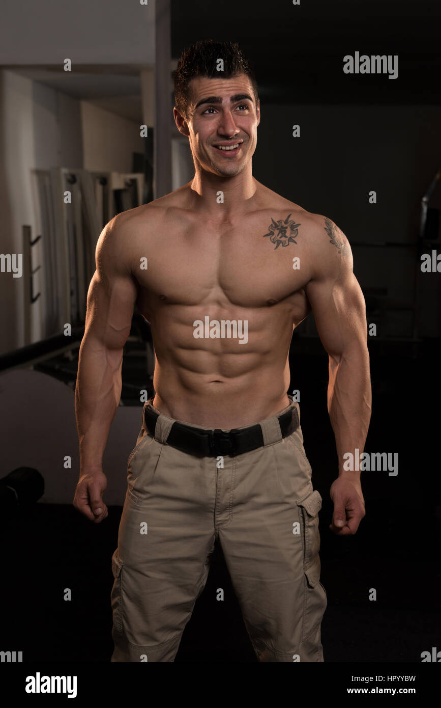 Portrait d'un jeune homme en bonne forme physique montrant son corps ...