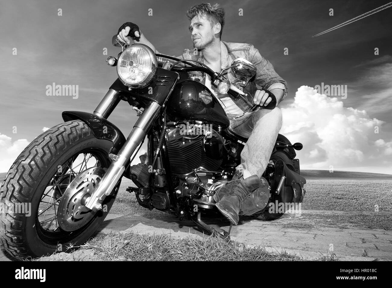 Jeune homme avec ses motards Harley Davidson Photo Stock - Alamy