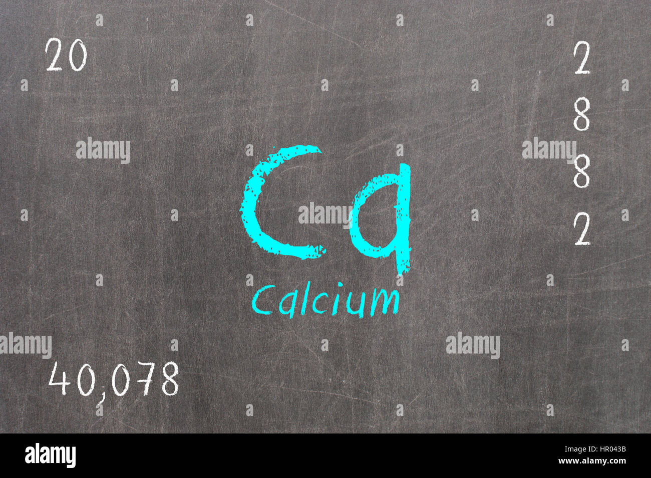 Tableau noir isolé avec tableau périodique, de calcium, de chimie Photo ...