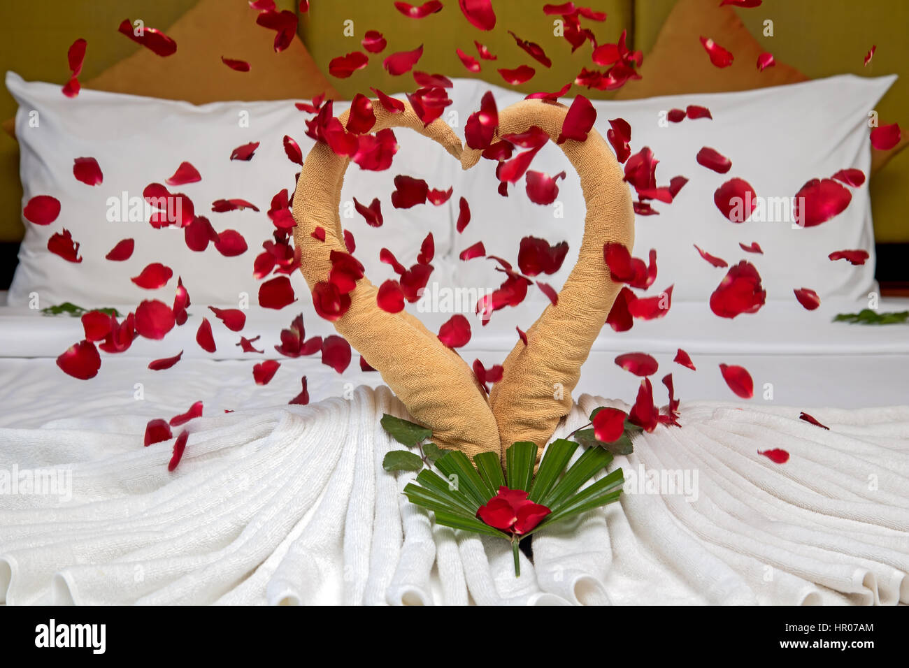 Coeur de pétale de rose sur le lit Banque de photographies et d’images ...