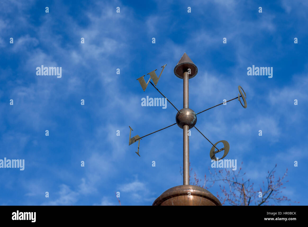 Boussole avec points cardinaux contre ciel bleu - 1 Photo Stock - Alamy