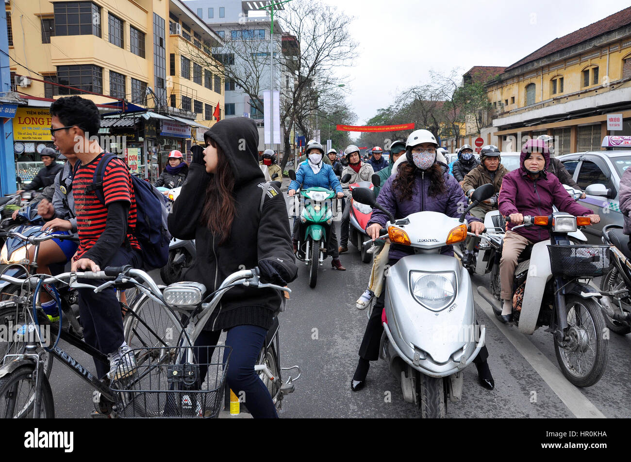 Moto passager hanoi trafic Banque de photographies et d’images à haute ...