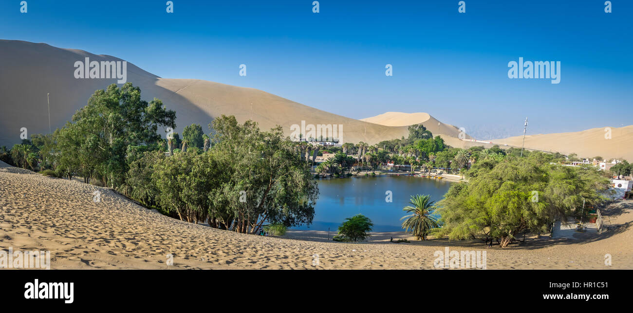 Vue panoramique de l'Oasis de Huacachina - Ica, Pérou Photo Stock - Alamy