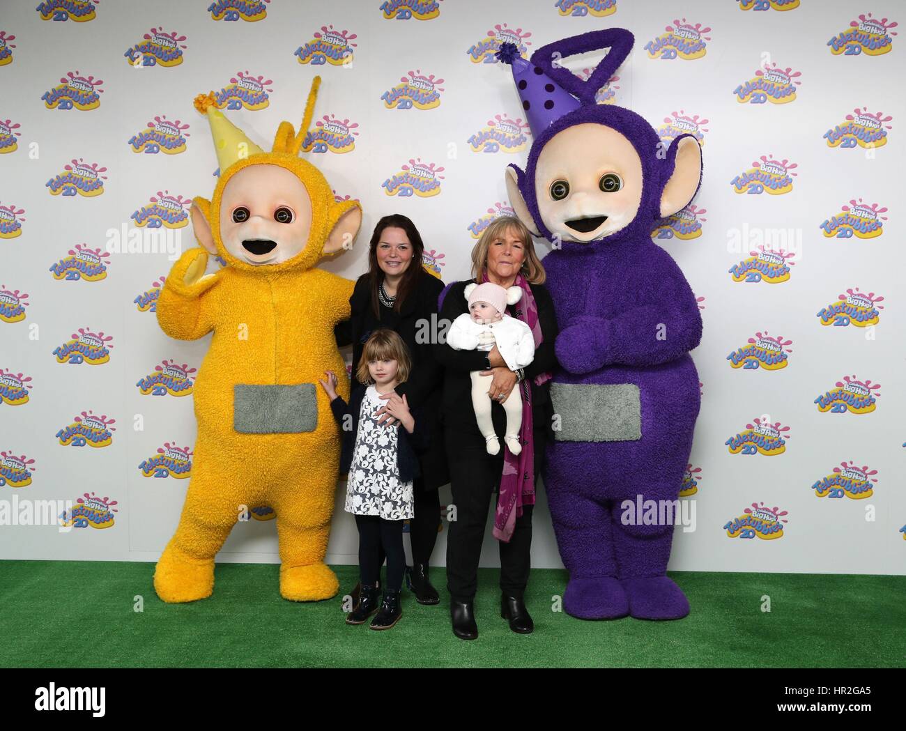 Linda Robson (à droite) et la famille qui fréquentent les Teletubbies ...