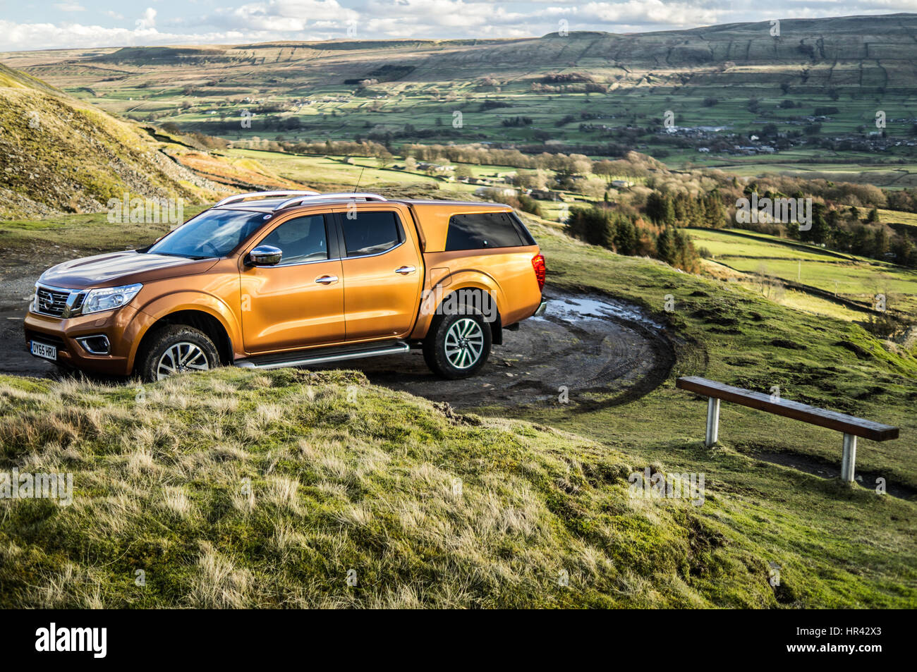 Or, orange Nissan Navara NP300 pickup Photo Stock - Alamy