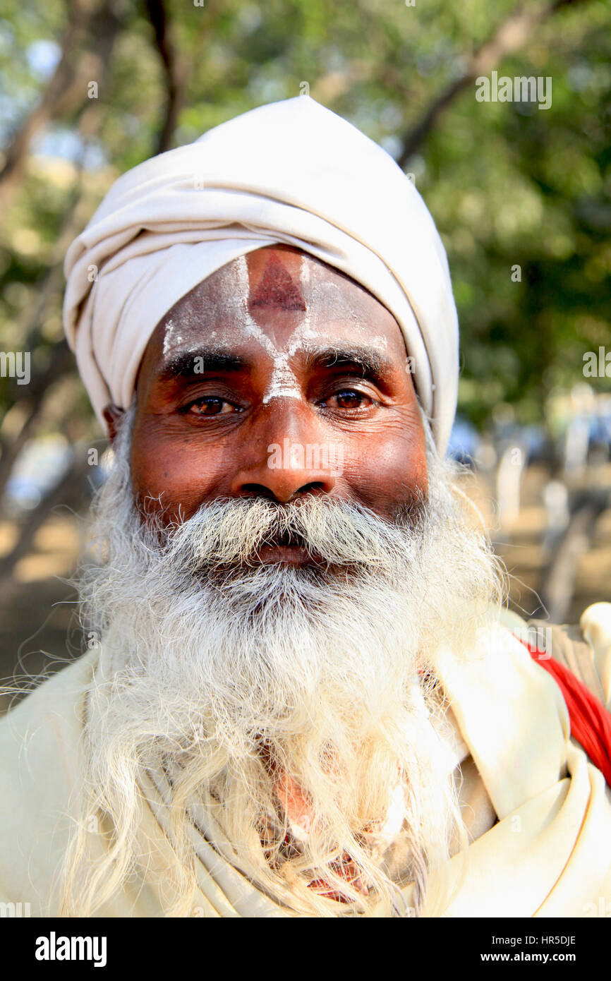 Indian Baba, Swami, Sadhu, Holyman, Saddhu devant le temple de Haridwar ...
