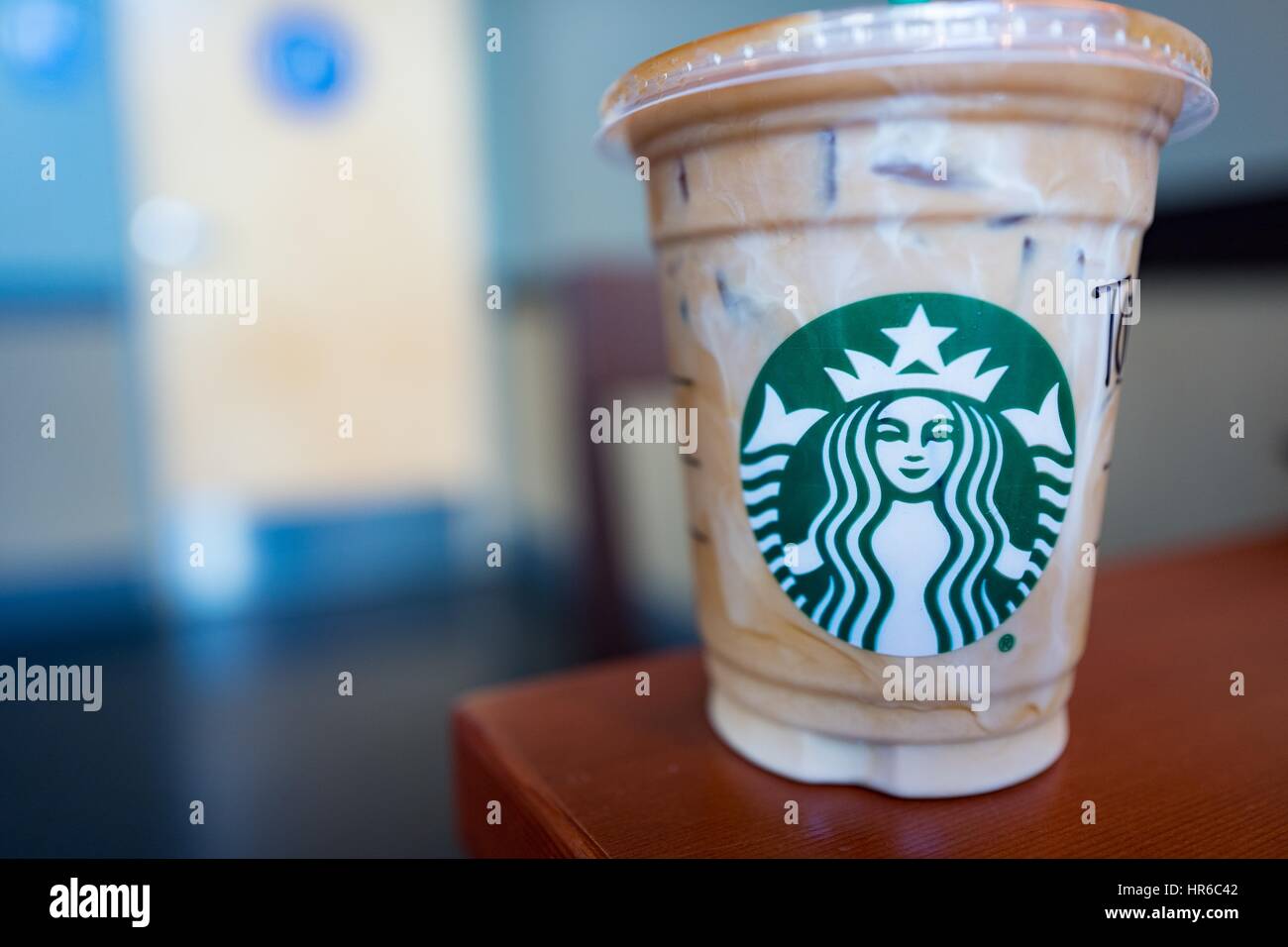 Starbucks iced coffee cup Banque de photographies et d’images à haute ...
