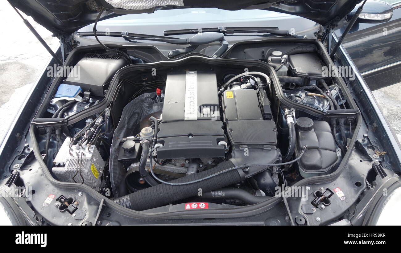 Capot ouvert pour travaux mécaniques Banque de photographies et d ...