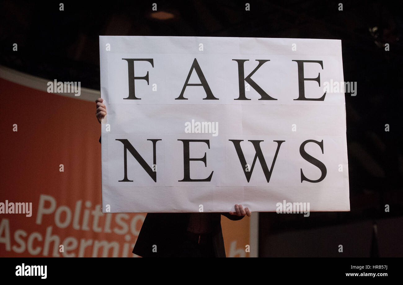 Slogan de fake news Banque de photographies et d’images à haute ...