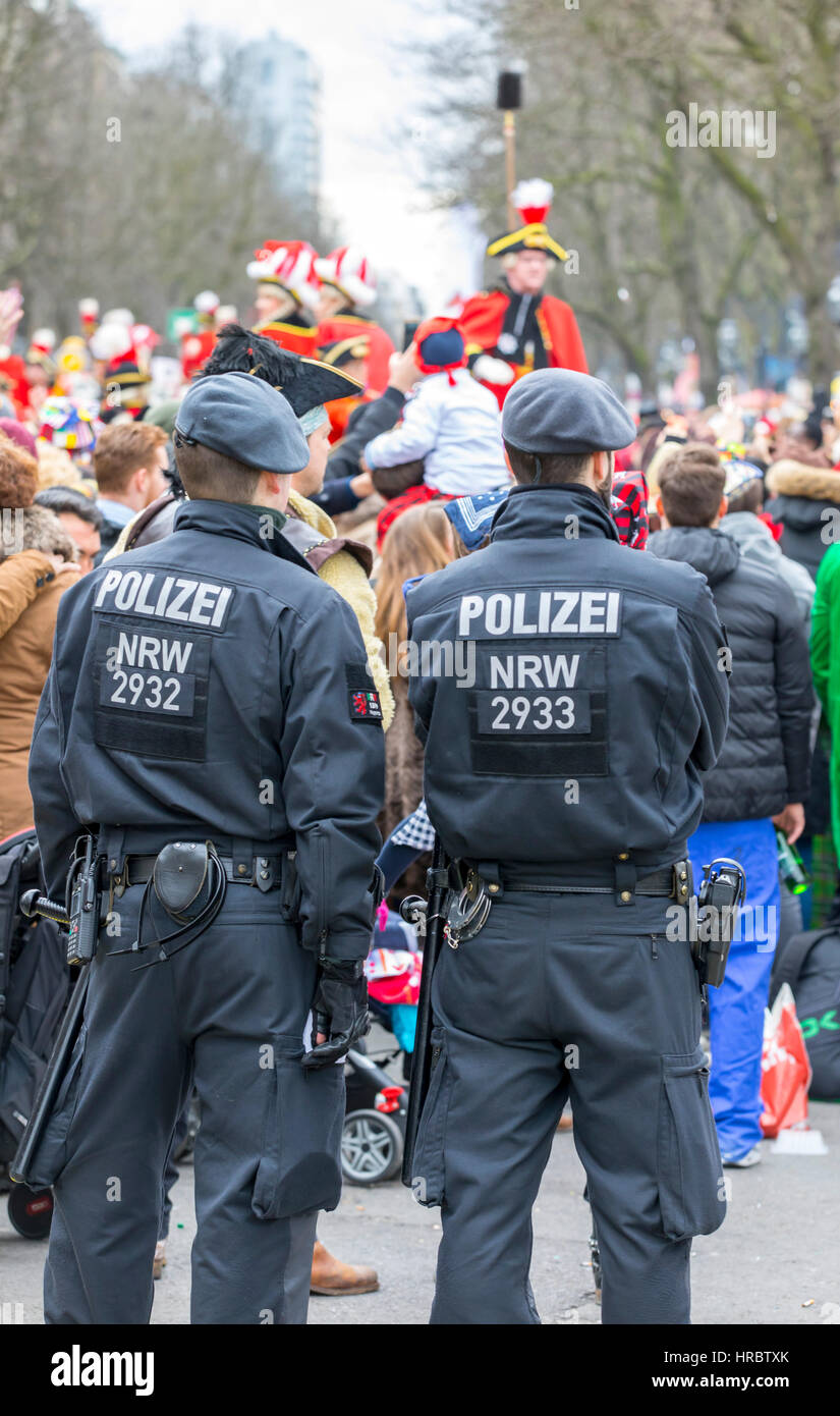 Défilé de carnaval allemand à Düsseldorf, les officiers de police ...