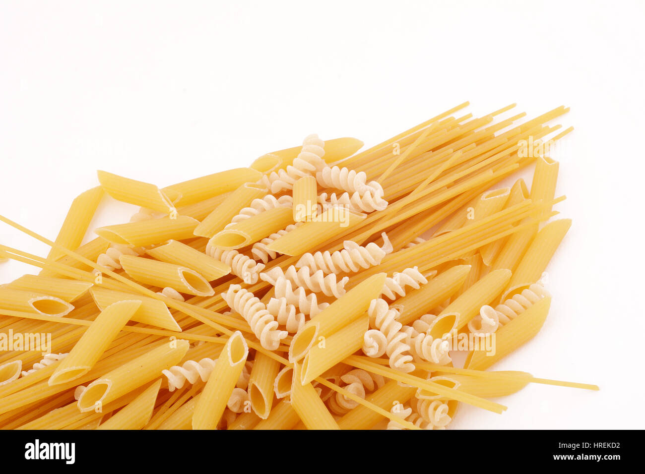 Différents types de pâtes. Concept alimentaire. Isolé sur fond blanc ...