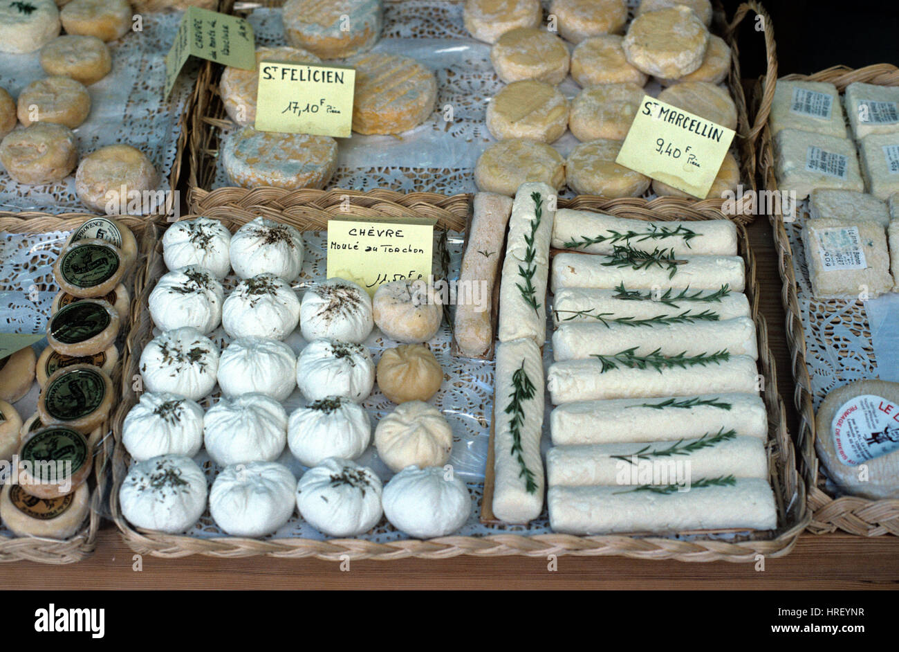 Affichage de fromages de chèvres fromage Saint Felicien et Saint ...