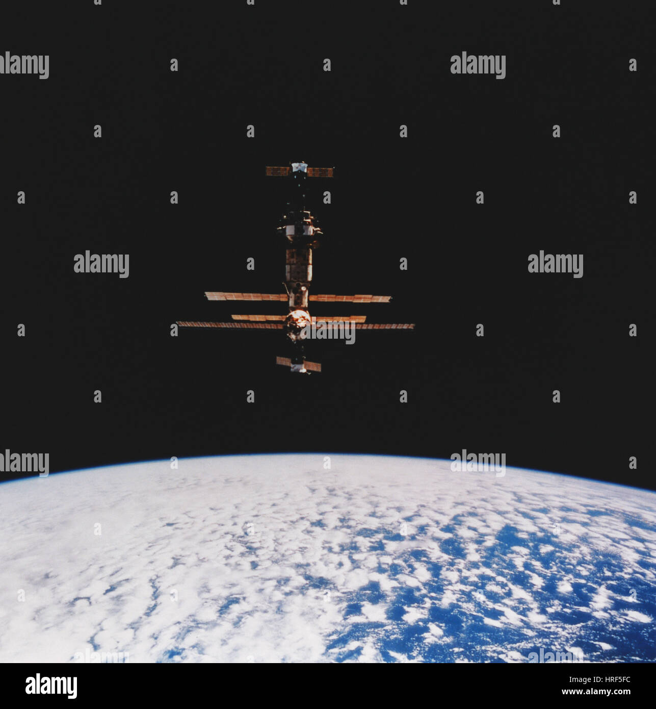 Station spatiale mir en orbite Banque de photographies et d’images à ...