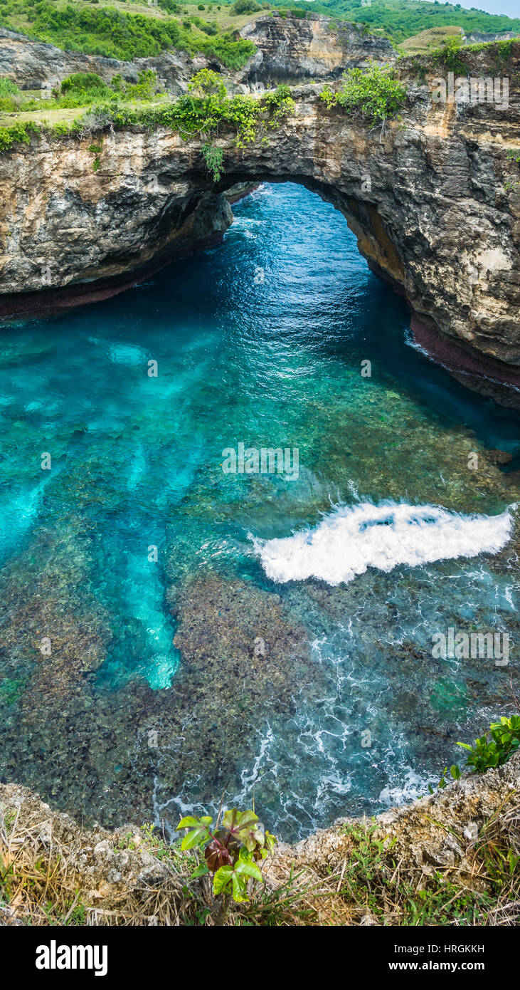 Arche de pierre sur la mer. Broken Hill. Littoral rocheux. Nusa Penida ...