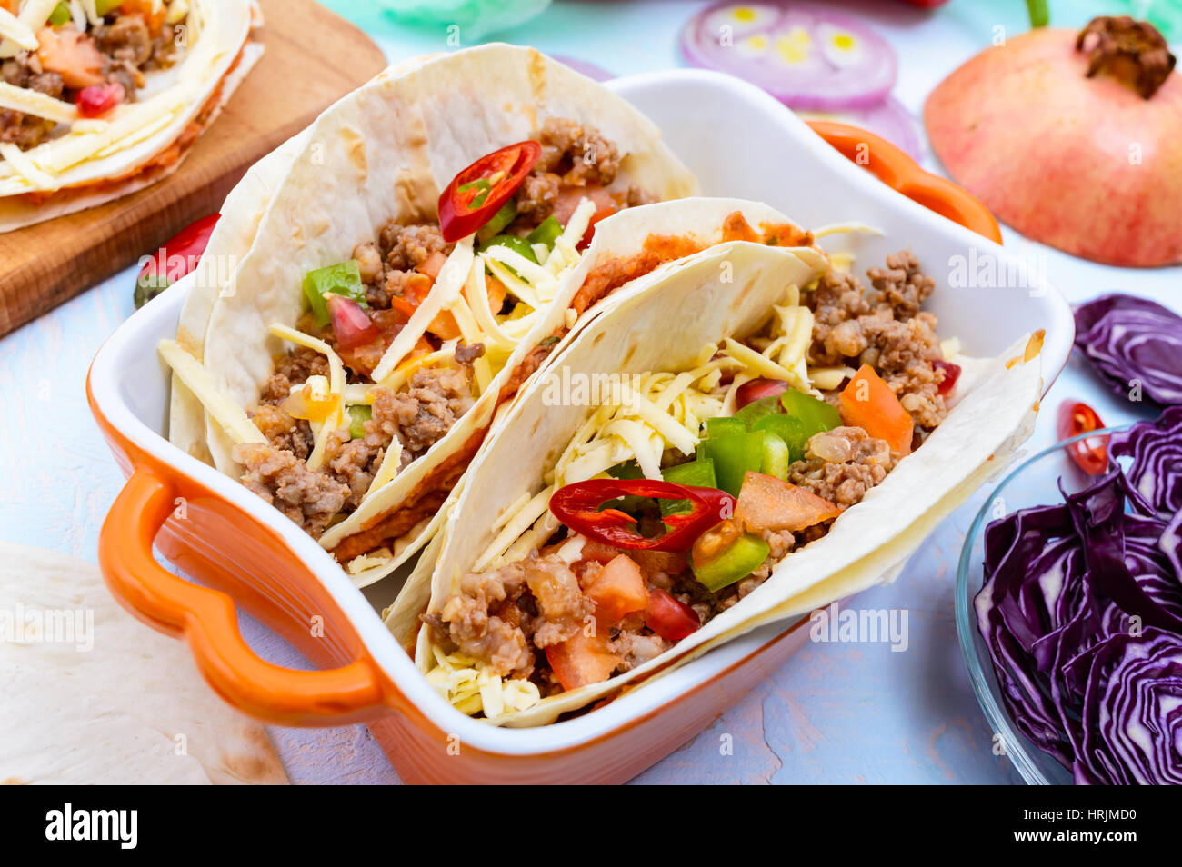 Tacos mexicains épicés avec de la viande hachée, purée de haricots ...