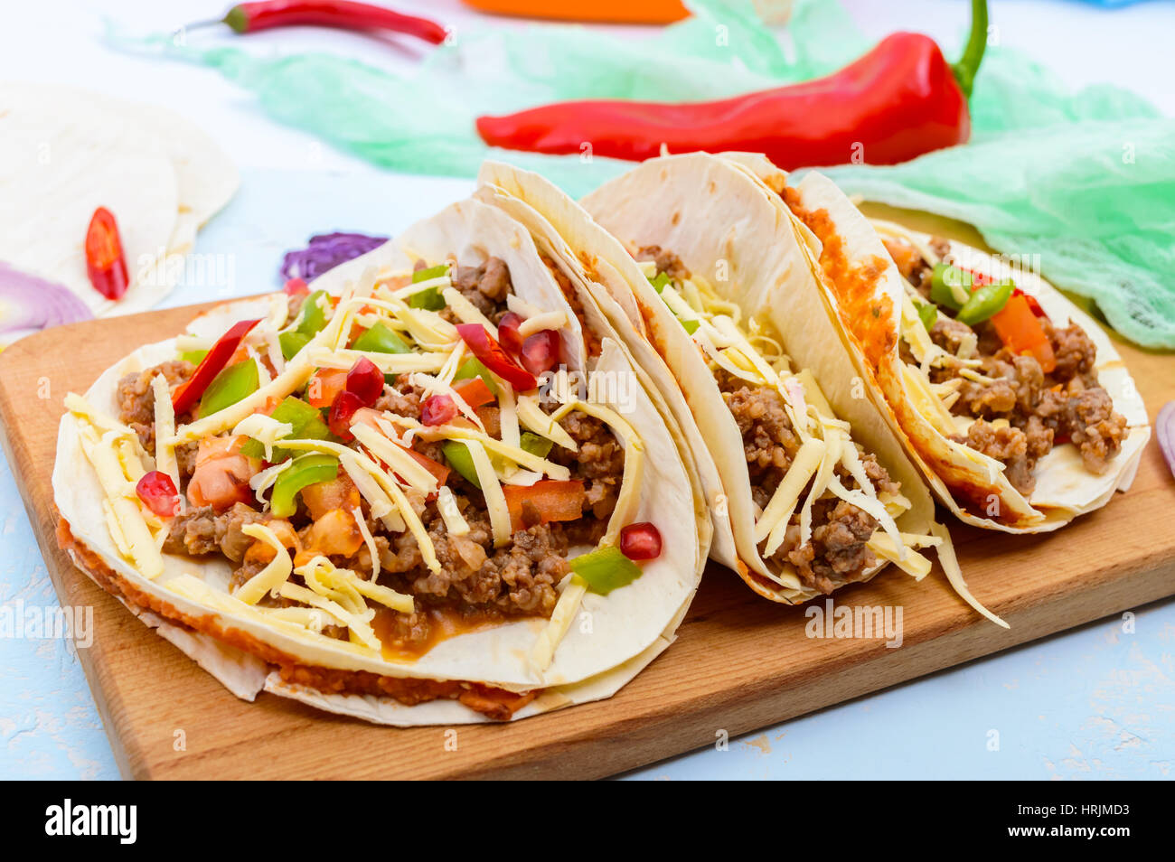 Tacos mexicains épicés avec de la viande hachée, purée de haricots ...