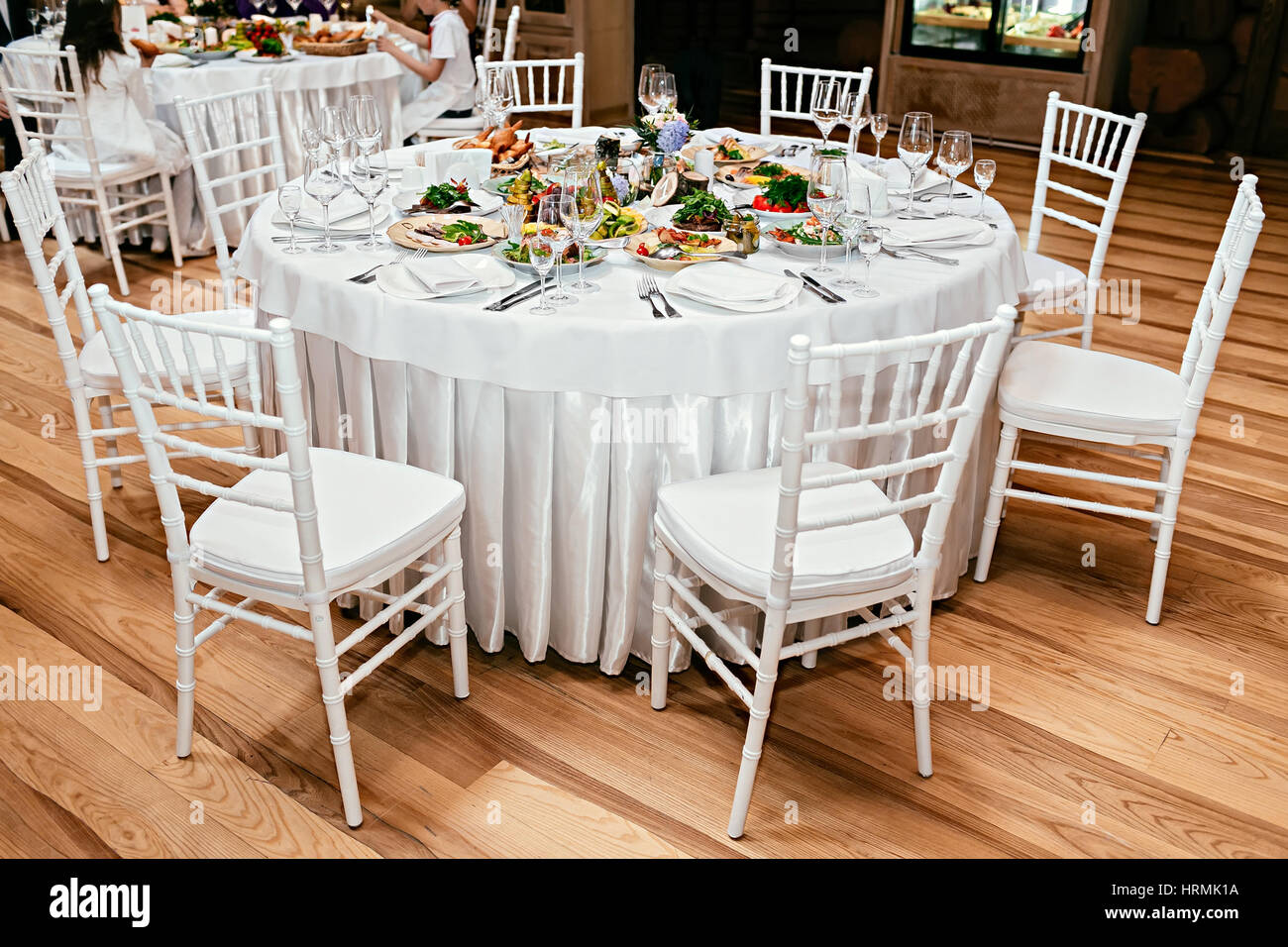 Restaurant table ronde blanche avec des chaises blanches sur plancher ...