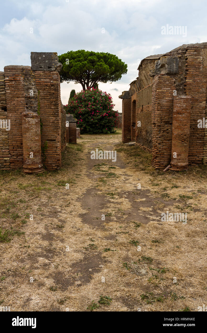 Chemin marqué par l'intermédiaire de Ostia Antica, ville romaine. Avec ...