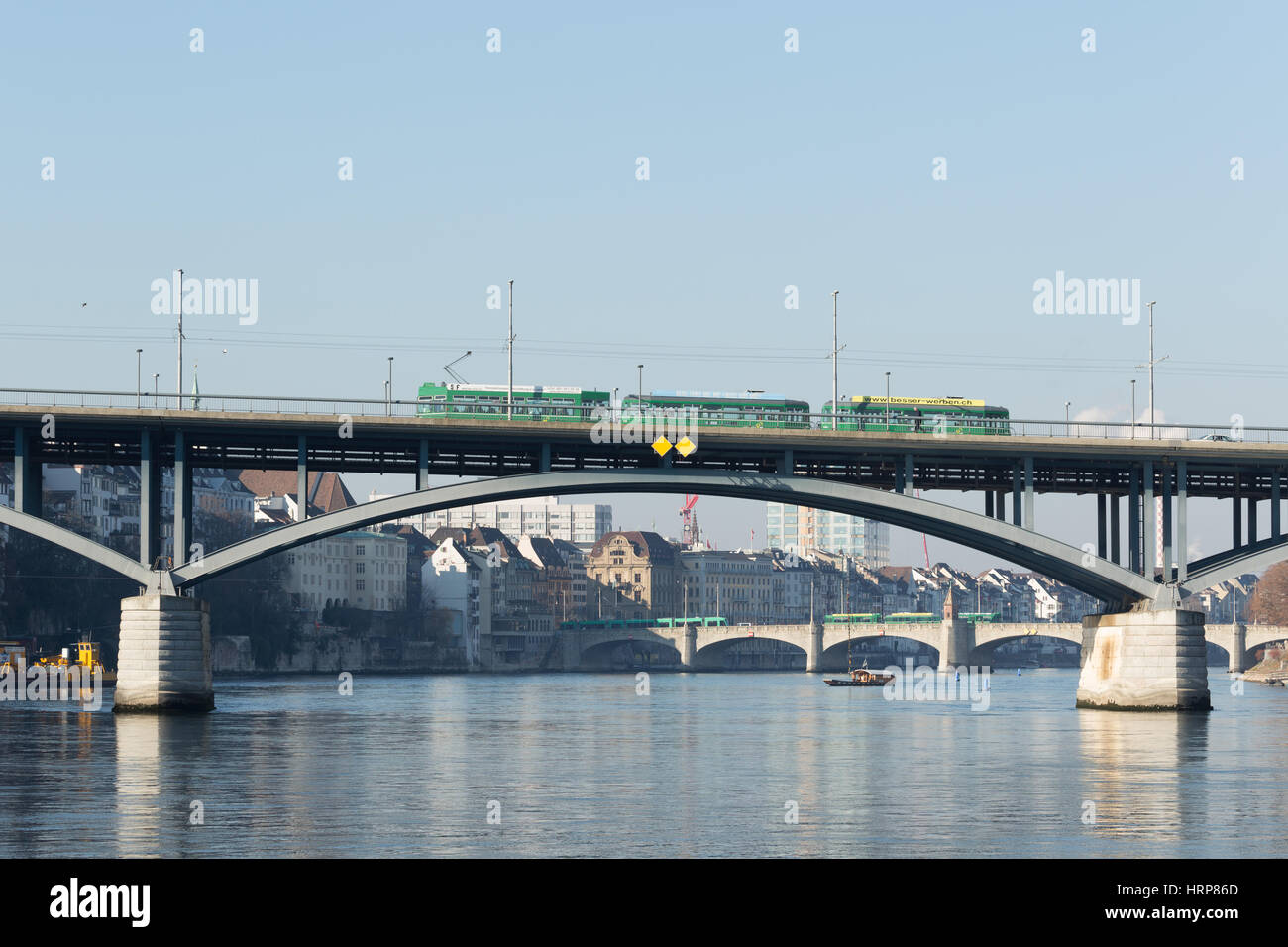Un tramway vert traversant le pont Wettstein à Bâle, Suisse. Le réseau ...