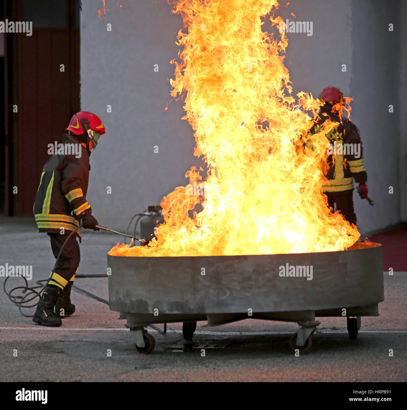 Braves pompiers pendant l'essai d'une extinction incendie causé par un ...