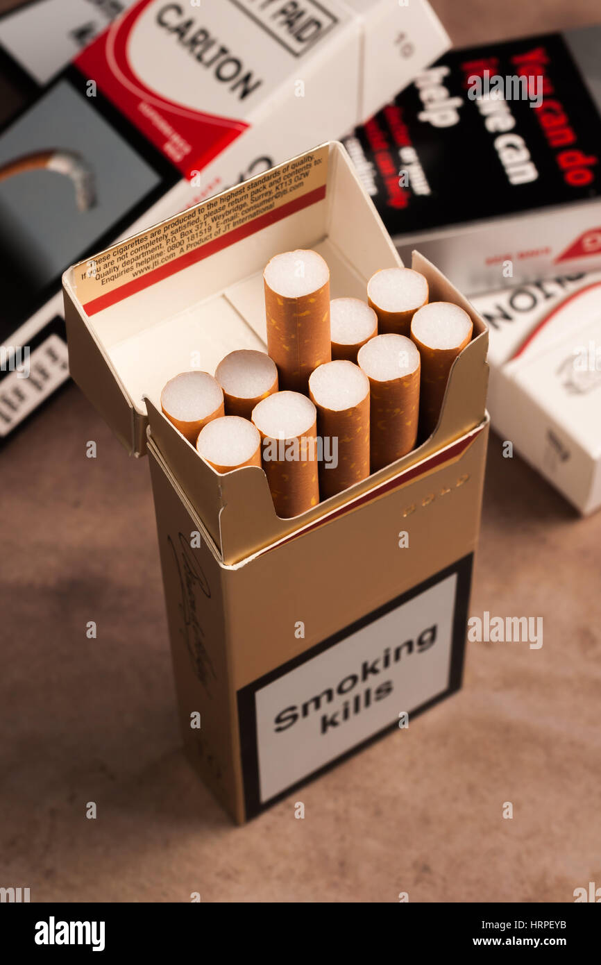10 pack of cigarettes Banque de photographies et d’images à haute ...