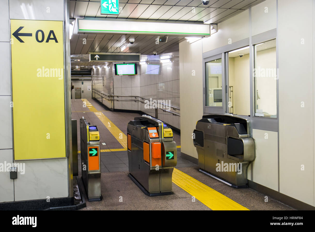 Entrée avec tourniquet à la station de métro Photo Stock - Alamy