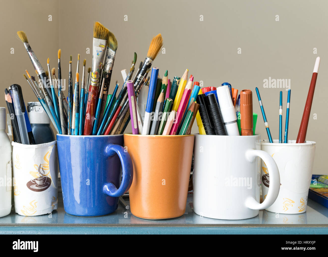 Close up de différents pinceaux utilisés, des crayons de couleur ...