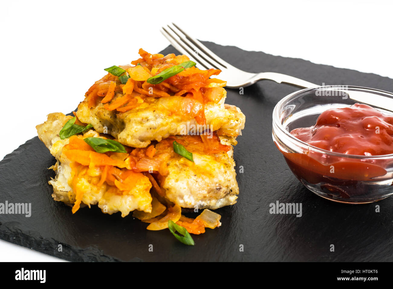 Le poisson rôti à la grecque sur la plaque en pierre noire Photo Stock ...