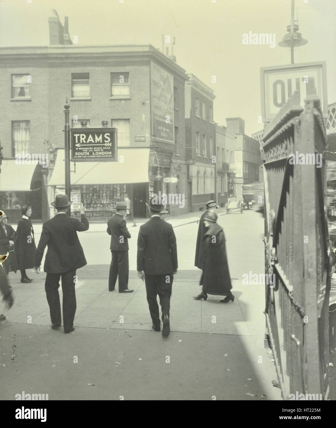 Les piétons et le tramway affiche à l'extérieur de la gare de Waterloo ...